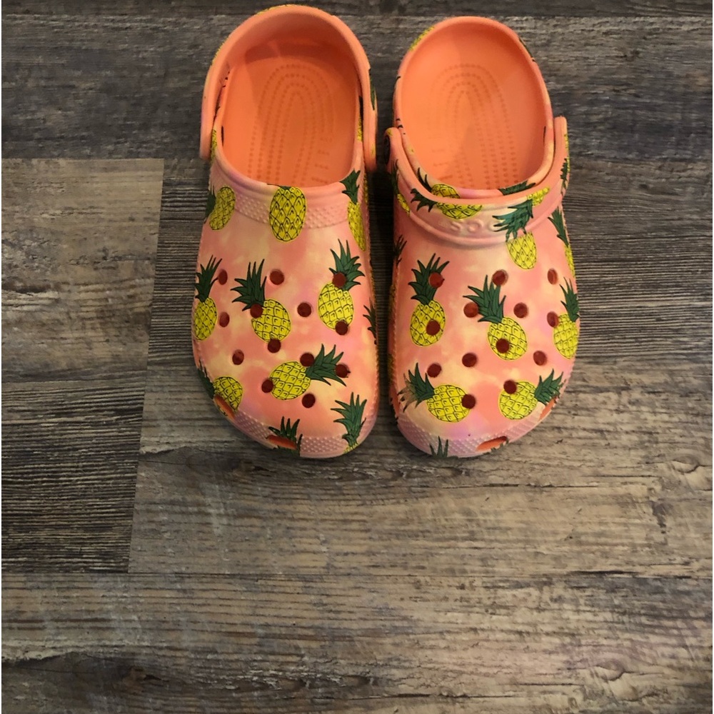 Crocs Classic Retro Resort Clogs Pineapple Print New … - Gem